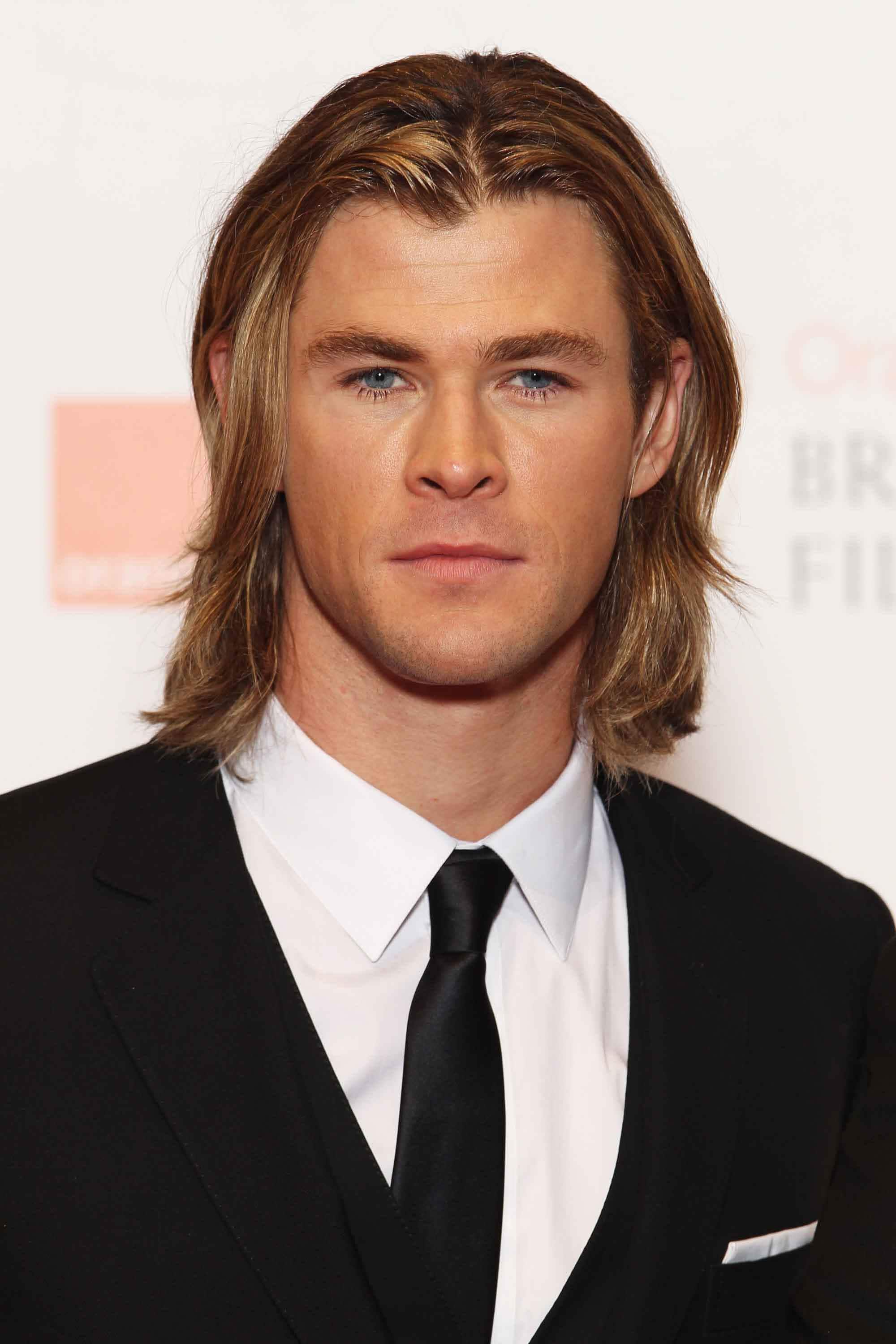 Chris Hemsworth Haircuts and Styles (With Tutorials)