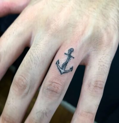 30 Awesome Finger Tattoos Men Inspirations & Designs