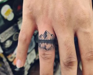 30 Awesome Finger Tattoos Men Inspirations & Designs