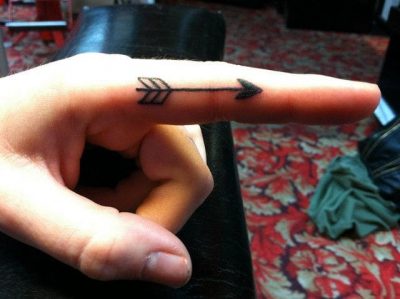 30 Awesome Finger Tattoos Men Inspirations & Designs