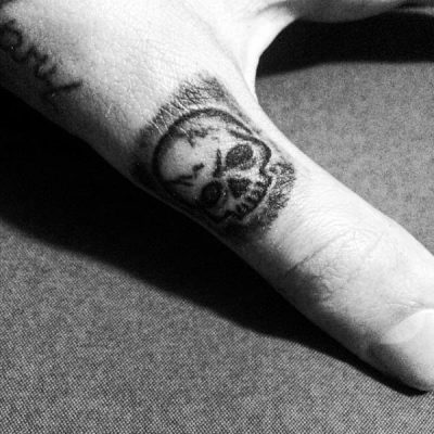 30 Awesome Finger Tattoos Men Inspirations & Designs