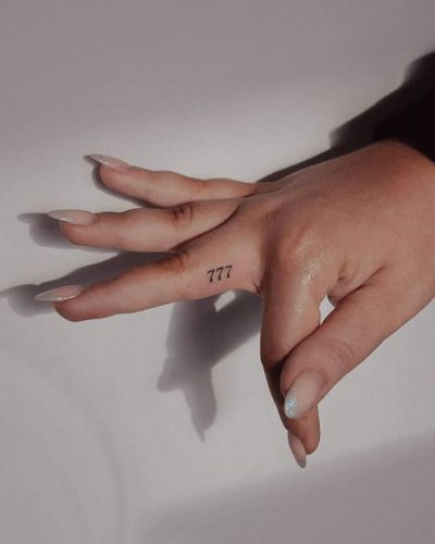 30 Awesome Finger Tattoos Men Inspirations & Designs