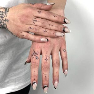 30 Awesome Finger Tattoos Men Inspirations & Designs