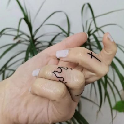 30 Awesome Finger Tattoos Men Inspirations & Designs